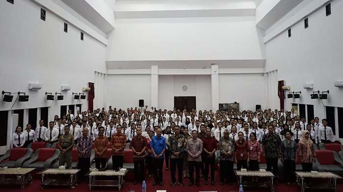 Pj Bupati Landak Gutmen Nainggolan Tutup Secara Resmi Orientasi PPPK ... Pj Bupati Landak Gutmen Nainggolan Tutup Secara Resmi Orientasi PPPK ...