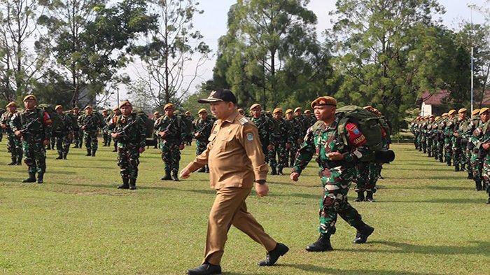Pj Bupati Landak Jadi Irup Tradisi Pemberangkatan 350 Personel Satgas Pamtas RI-MLY Yonarmed 16 ...