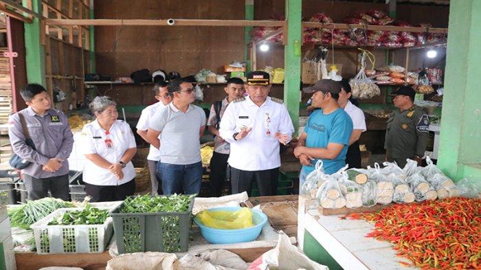 Pj Bupati Landak Gutmen Nainggolan Sidak Pasar Rakyat Ngabang Jelang ...