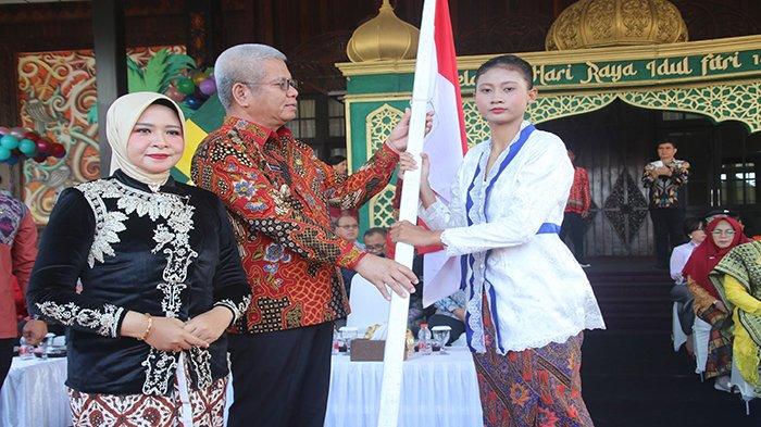 Atlet PPLP Binaan Disporapar Kalbar Katyea Pembawa Bendera Merah Putih di Opening Ceremony ASG ...