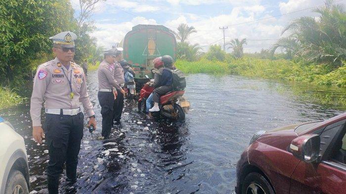 Macet Hingga 7 KM Akibat Banjir Setinggi Setengah Meter di Jalan Trans Kalimantan Kubu Raya ...