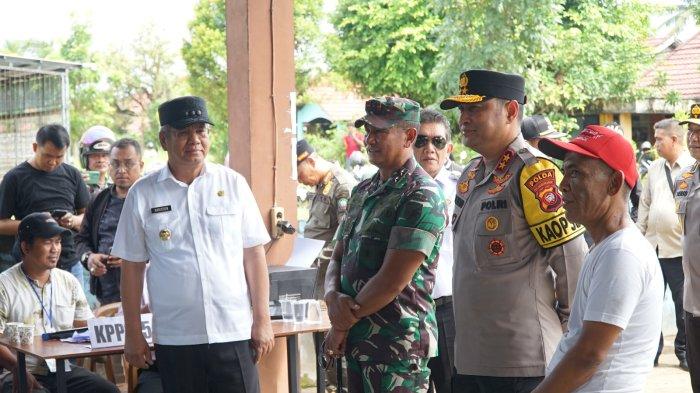 Dansatbrimob Dampingi Kapolda Kalbar Lakukan Pengecekan Pos Pengamanan Pemilu 2024 ...