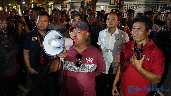 Demo di Polda Kalbar Semalam, Massa Tuntut Satu Warga Bengkayang ... Demo di Polda Kalbar Semalam, Massa Tuntut Satu Warga Bengkayang ...