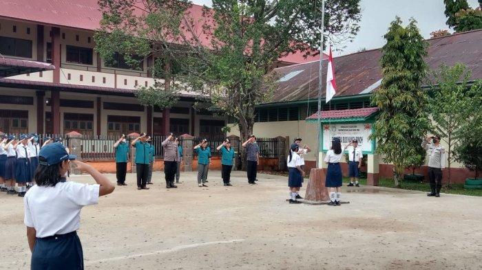 Jadi Pembina Upacara di Sekolah, Satbinmas Polres Melawi Gelar Pembinaan dan Penyuluhan pada ...