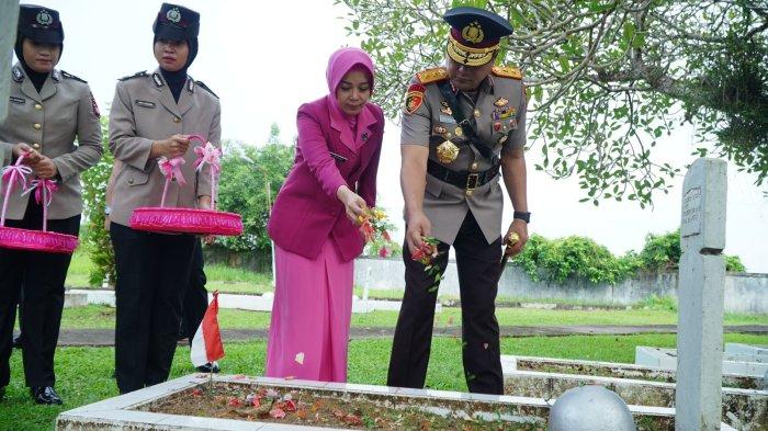 Sambut Hari Bhayangkara ke-77, Polda Kalbar Laksanakan Ziarah dan Tabur Bunga TMP Dharma Patria ...