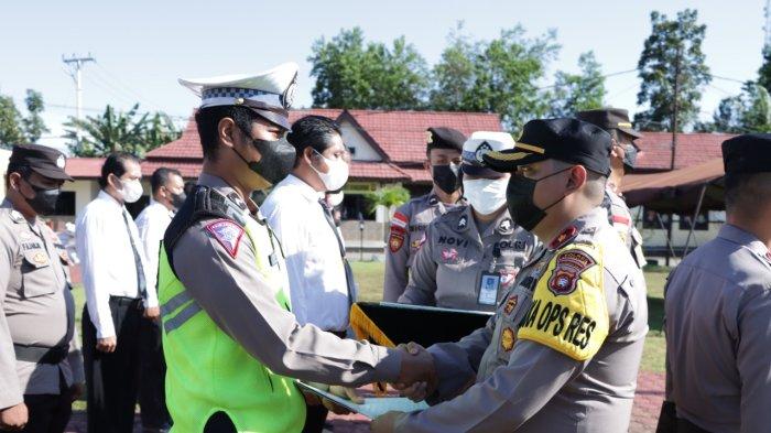 35 Personel Polres Bengkayang dapat Penghargaan dari Kapolres di Upacara Hari Kesadaran Nasional ...