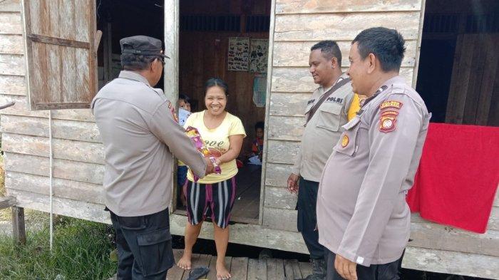 Personel Polres Kubu Raya Salurkan Bantuan kepada Korban Banjir & Sosialisasi Larangan Obat ...