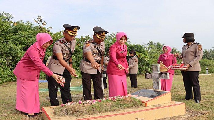 Hari Bhayangkara ke-77 Tahun 2023, Polres Mempawah Laksanakan Ziarah Makam Pahlawan ...
