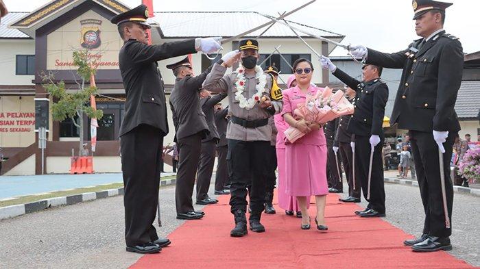 Tradisi Adat dan Pedang Pora Warnai Acara Pisah Sambut Kapolres Sekadau - Tribunpontianak.co.id