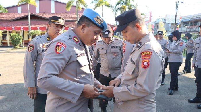 Propam Polres Ketapang Lakukan Pemeriksa Handphone Personel untuk Cegah Judi Online & Pinjol ...