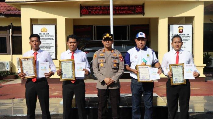 Kapolres Yani Permana Beri Penghargaan Personel Polres Ketapang dan Polsek Marau, Ini ...