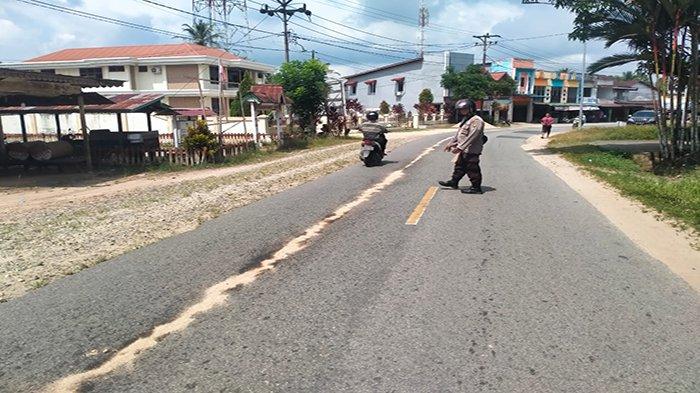 Solar Tumpah di Jalan Mempawah Hulu, Polisi Lakukan Pembersihan Dengan Pasir - Tribunpontianak.co.id