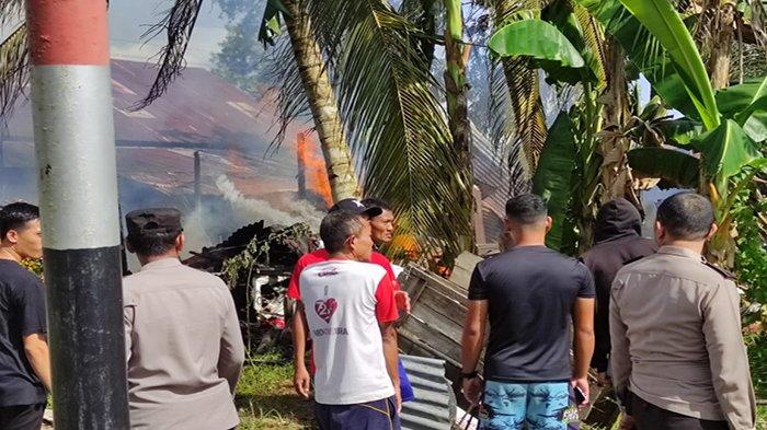 Gudang dan Kandang Sapi Milik Warga di Anjongan Terbakar, Kerugian Ditaksir Capai 50 Juta Rupiah ...