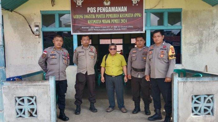 Personel Polsek Mukok Lakukan Pengamanan Rapat Pleno Rekapitulasi Pemilu 2024 - Tribunpontianak ...