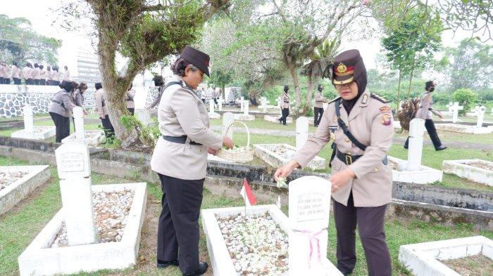 Polwan Polda Kalbar Ziarah ke Makam Pahlawan Dharma Patria Jaya, Peringati Hari Jadi Polwan ke ...