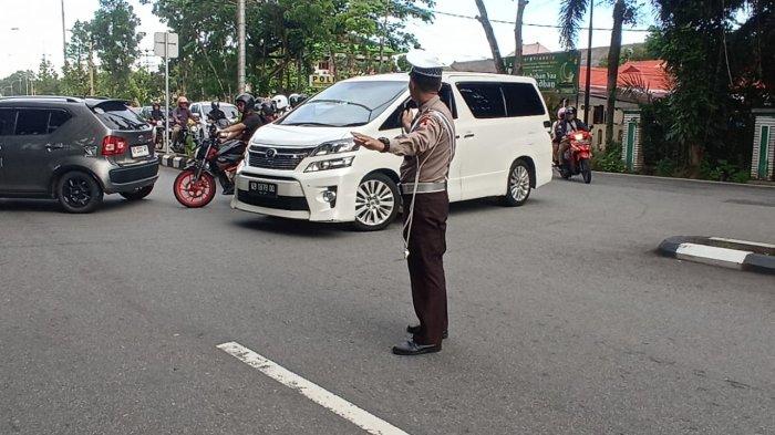 Cegah Macet, Personel Polsek Pontianak Selatan Lakukan Pengaturan Lalu Lintas di Jalan Raya ...