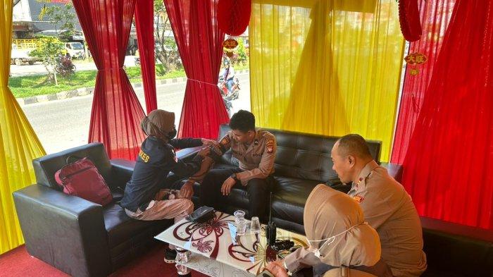 Tim Dokkes Polres Kubu Raya Cek Kesehatan dan Berikan Vitamin Petugas ...