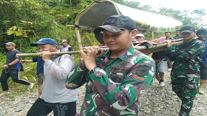 Prajurit Satgas Pamtas Yonif 645/Gty Bantu Evakuasi Warga Perbatasan yang Sakit ...