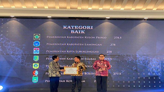 Pemda Sambas Terima Anugerah Meritokrasi 2022 Predikat Terbaik - Tribunpontianak.co.id