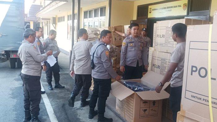 Polda Kalbar Distribusikan Logistik Personel Yang Terlibat Serpas Pengamanan Pemilu 2024 ...