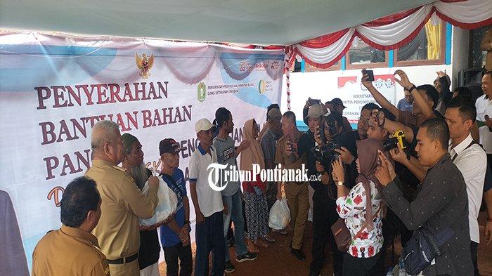 Kalbar Populer Hari Ini: Warga Kapuas Hulu dapat Bantuan Sembako ... Kalbar Populer Hari Ini: Warga Kapuas Hulu dapat Bantuan Sembako ...