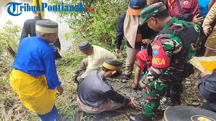 Puake Dengan Panjang 2 Meter Dilepaskan di Sungai Sebukit Pada Prosesi ...