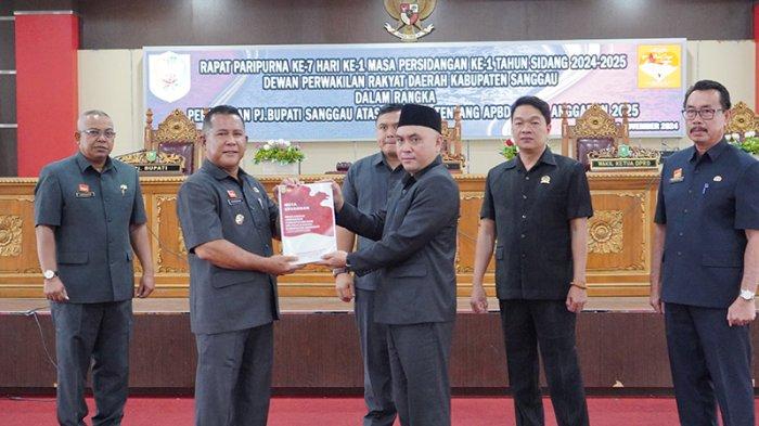 DPRD Sanggau Gelar Rapat Paripurna, Penjelasan Pj Bupati Atas Raperda APBD Tahun 2025 ...