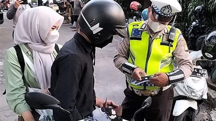 RESMI Aturan Terbaru Pengendara Lupa Bawa SIM dan STNK saat Razia Polisi, Apakah Tilang ...