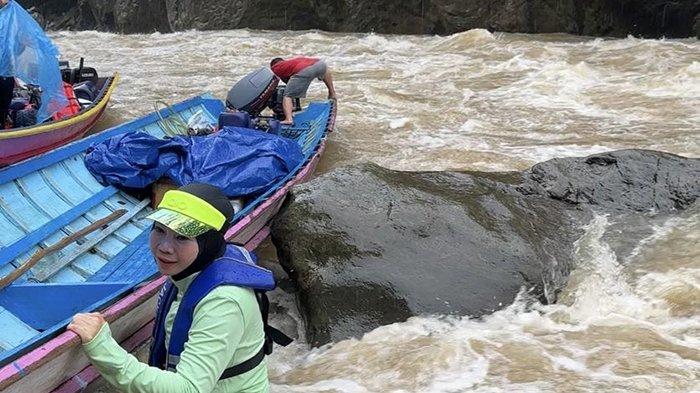 Tempuh 18 Jam Perjalanan, Rita Serahkan Sepatu untuk Pelajar di SDN 11 ...