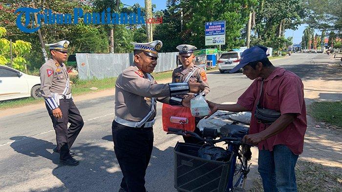 Jumat Berkah, Satlantas Polres Mempawah Bagikan Takjil Berbuka Puasa Kepada Pengguna Jalan ...