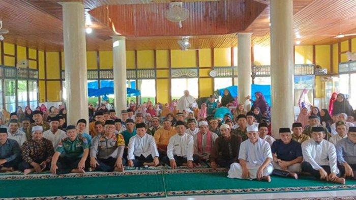 Bupati Satono Safari Ramadhan di Desa Rambayan, Janji Kucurkan Rp 1 Miliar Perbaiki Jalan ...