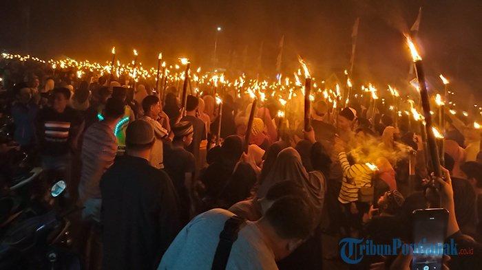 Ribuan Masyarakat Putussibau Meriahkan Pawai Obor Ramadan ...