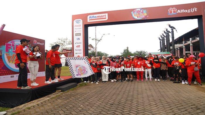 Berita Foto - Ribuan Masyarakat Antusias Mengikuti Fun Walk Alfamart ...