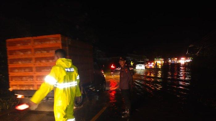 Hujan Lebat, Ruas Jalan Sosok-Simpang Tanjung Sanggau Banjir ...