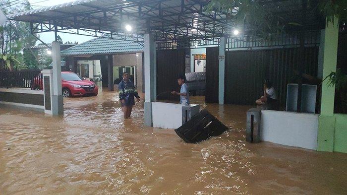 Banjir Turut Merendam Sejumlah Rumah Warga di Jalan Ayani Singkawang - Tribunpontianak.co.id