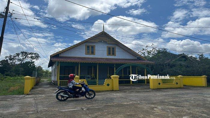 Kokoh, Rumah Peninggalan Ulama Sambas HM Basuni Imran - Halaman all ...