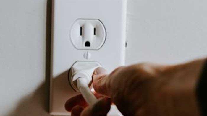 SEPELE! Cara Hemat Tagihan Listrik di Rumah, Jangan Lupa Cabut Colokan ...