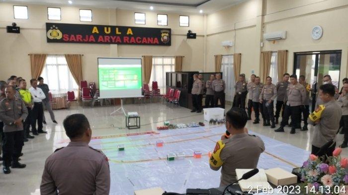 Polres Singkawang Lakukan Tachtical Wall Game dalam Rangka Pengamanan Pawai Lampion dan Cap Go ...
