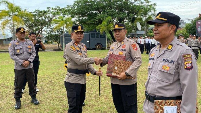 Kapolres Singkawang Pimpin Upacara Pelepasan Purna Bhakti Personel Polres Singkawang ...