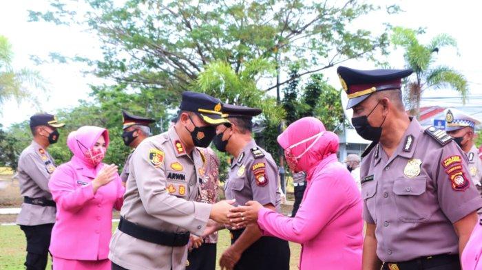 Kapolres Singkawang Pimpin Upacara Kenaikan Pangkat 46 Personel, 18 Perwira dan 28 Bintara ...