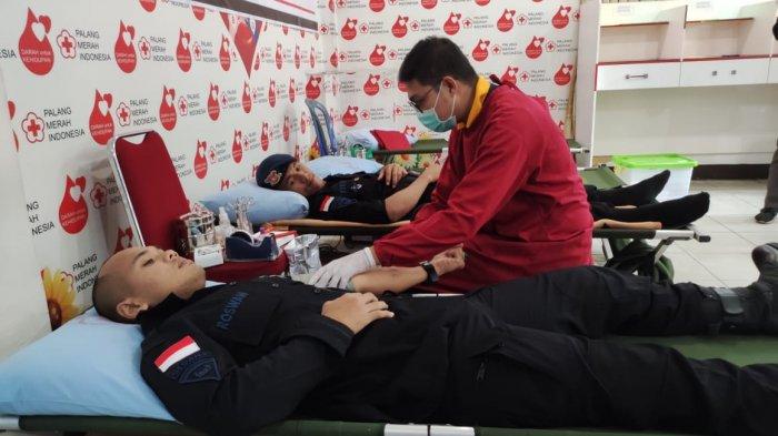 Brimob Kalbar Donor Darah Yang Diadakan Dalam Rangka Hari Pramuka ke-61 & Menyambut HUT Polwan ...
