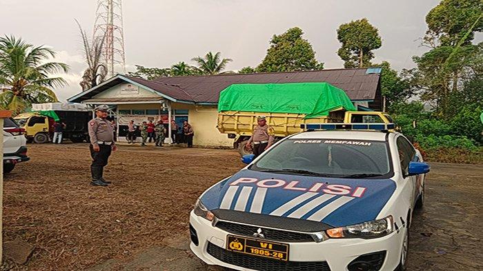 Personel Polres Mempawah Kawal Ketat Pengiriman Kotak Suara dari PPK Menuju Gudang Logistik KPU ...