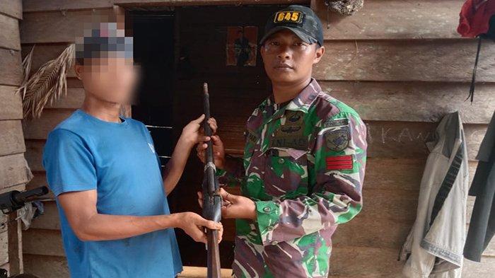 Pos Guntembawang Satgas Pamtas RI-MLY Yonif 645/GTY Terima Senjata Api Rakitan dari Warga ...