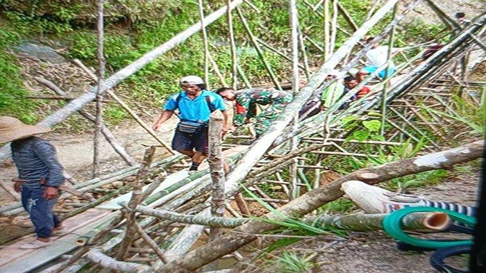 Perintah Harian KASAD, Satgas Pamtas Yonif 645/Gty Bersama Warga Bangun Jembatan Darurat ...