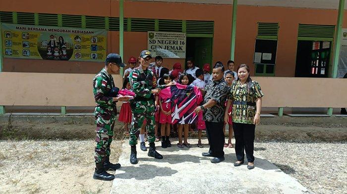 Satgas Pamtas Yonif 645/GTY Bagikan Seragam Olahraga Kepada Siswa-siswi SD di Perbatasan ...