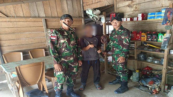 Satgas Pamtas RI-Malaysia Yonif 645/GTY Terima Senpi Rakitan Jenis Lantak Dari Warga Sanggau ...