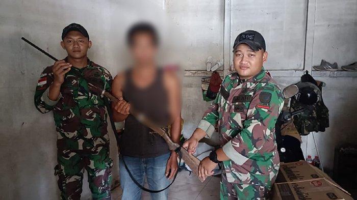 Satgas Pamtas Yonif 645/GTY Terima Penyerahan Senpi Rakitan dari Warga Perbatasan ...