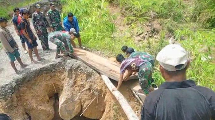 Satgas Pamtas Yonif 645/Gty Bersama Warga Sanggau Bangun Jembatan Kayu di Jalan JIPP Pasca ...