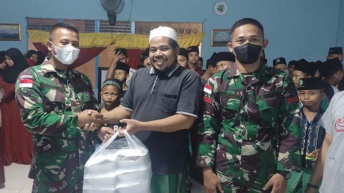 Satgas Pamtas Yonif Mekanis 643/Wns Bagikan Takjil Kepada Santri di Ponpes di Wilayah Perbatasan ...