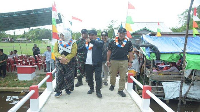 Bupati Sambas Satono Resmikan Jembatan Berkemajuan di Desa Kuala ...